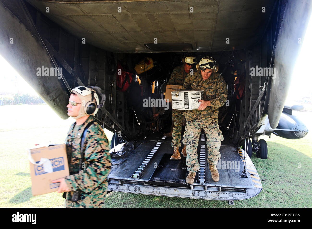Marines with the 24th Marine Expeditionary Unit unload 50 kg bags of ...