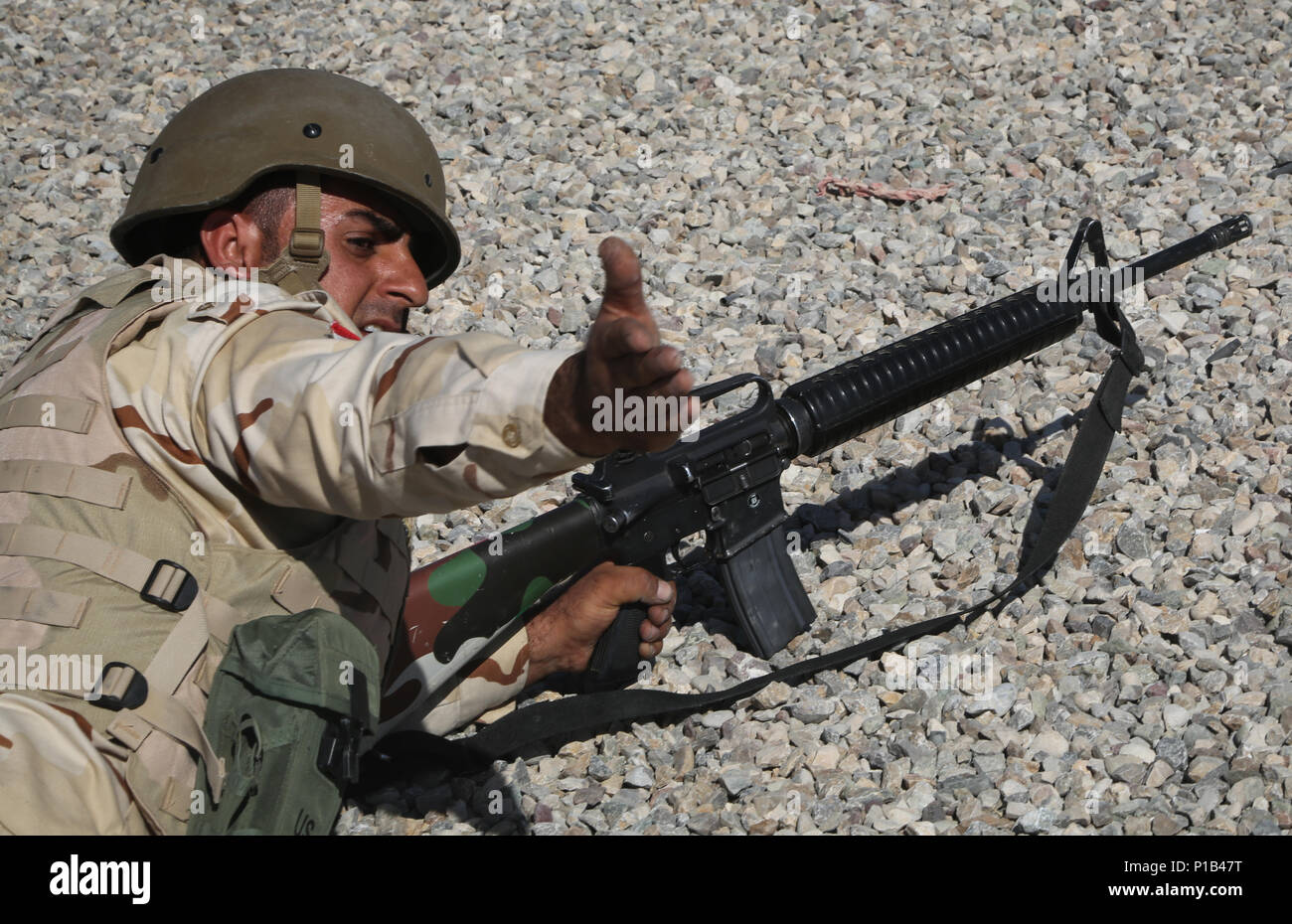 Peshmerga soldiers signal and coordinate movements during live-fire ...