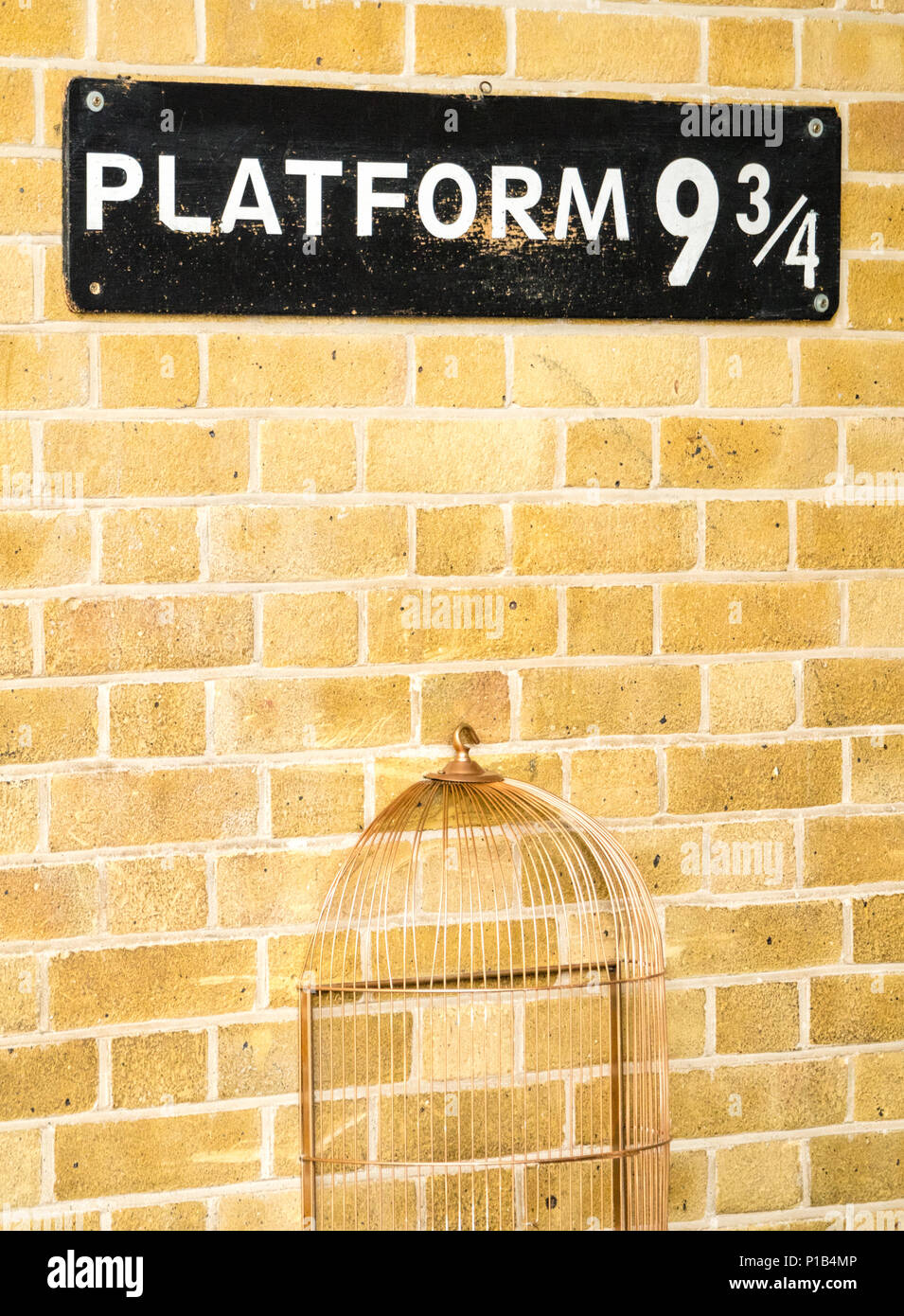 Platform 9 at kings cross station hi-res stock photography and images ...
