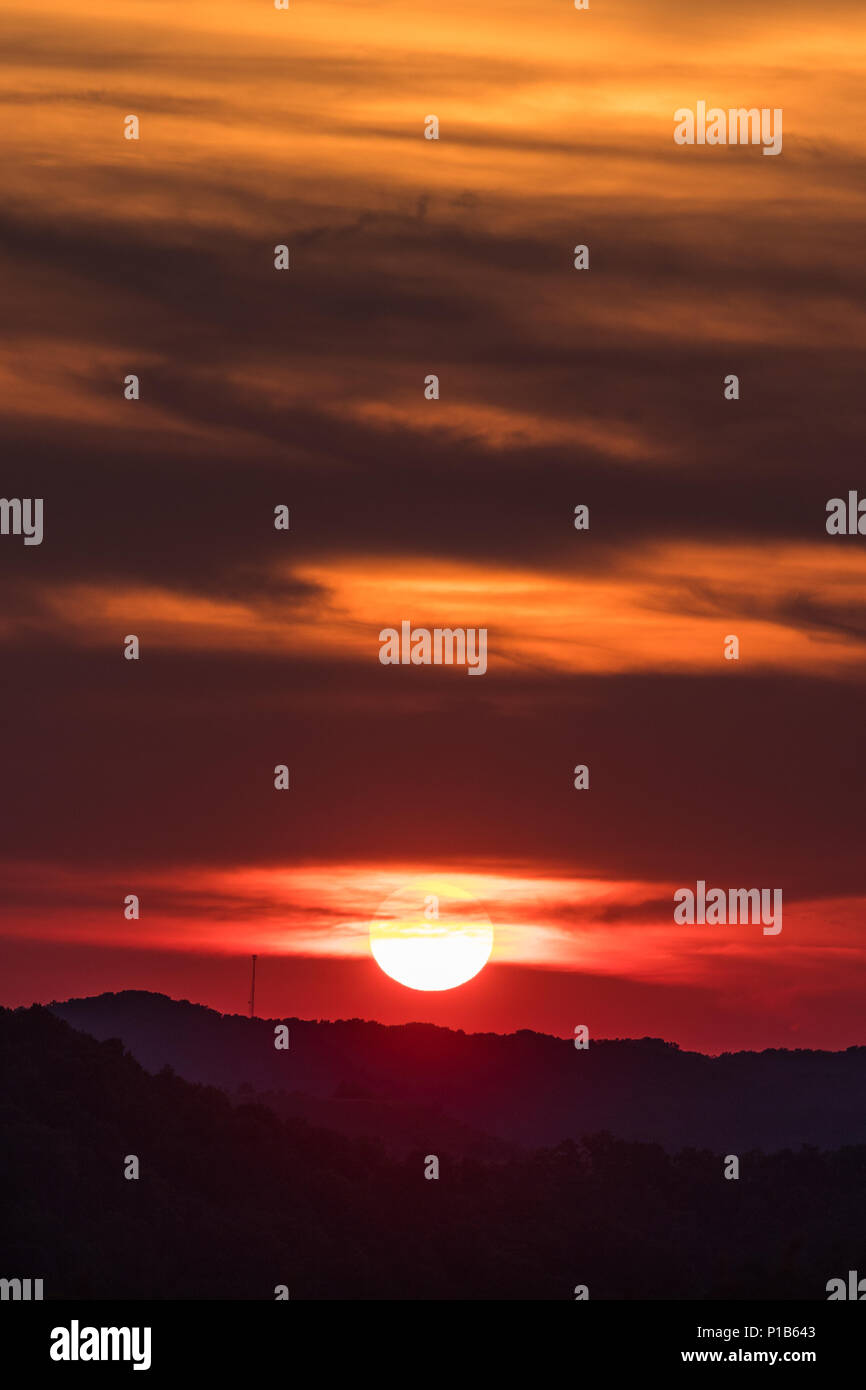 Pink sunset mountain clouds hi-res stock photography and images - Alamy