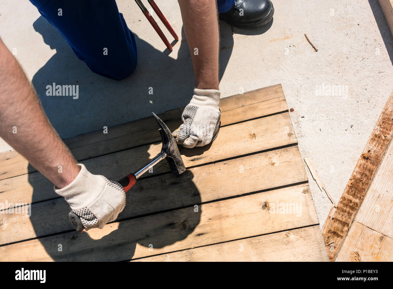 Worker with a hammer hi-res stock photography and images - Alamy