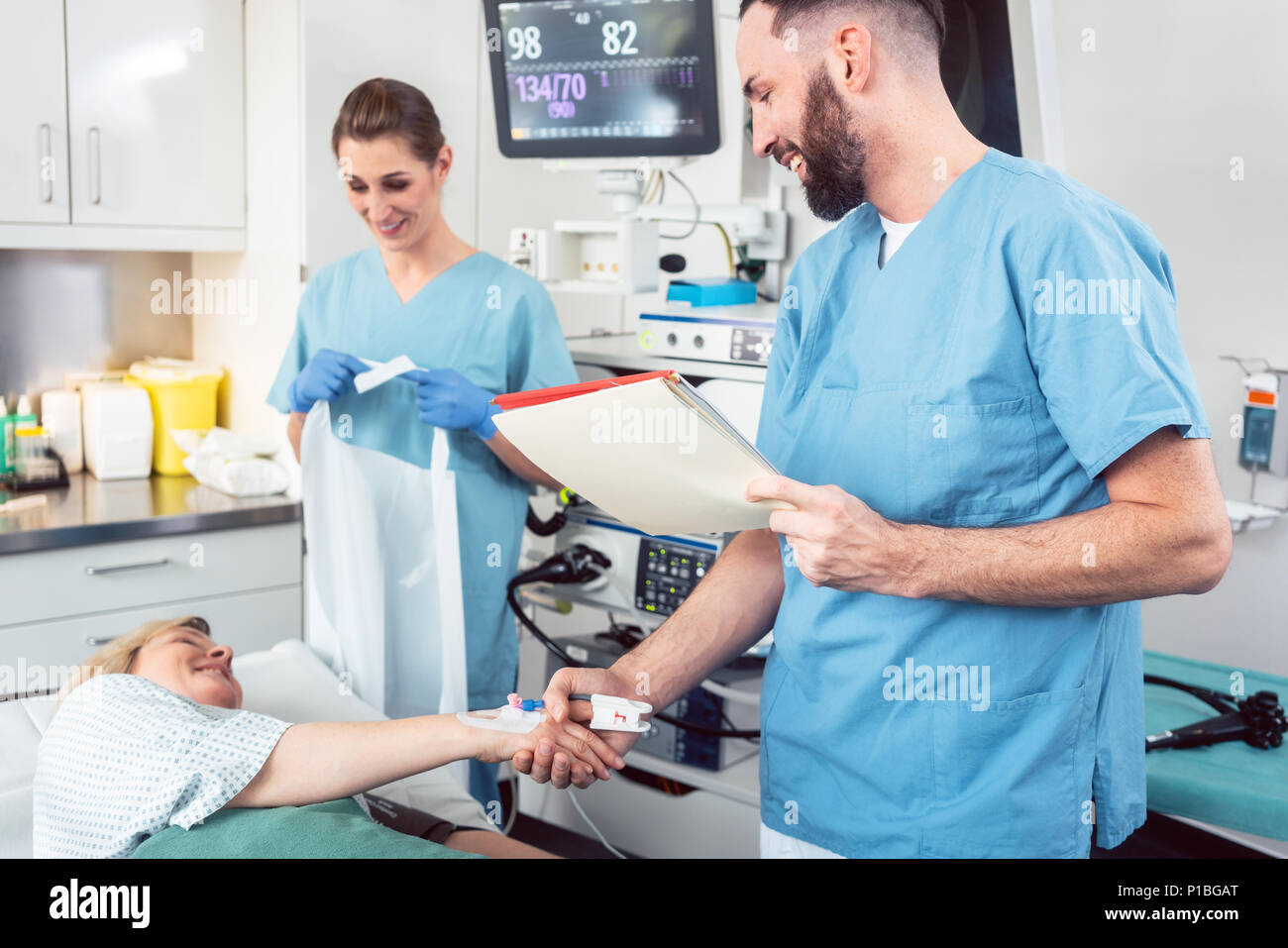 Doctor greeting patient before starting treatment Stock Photo - Alamy