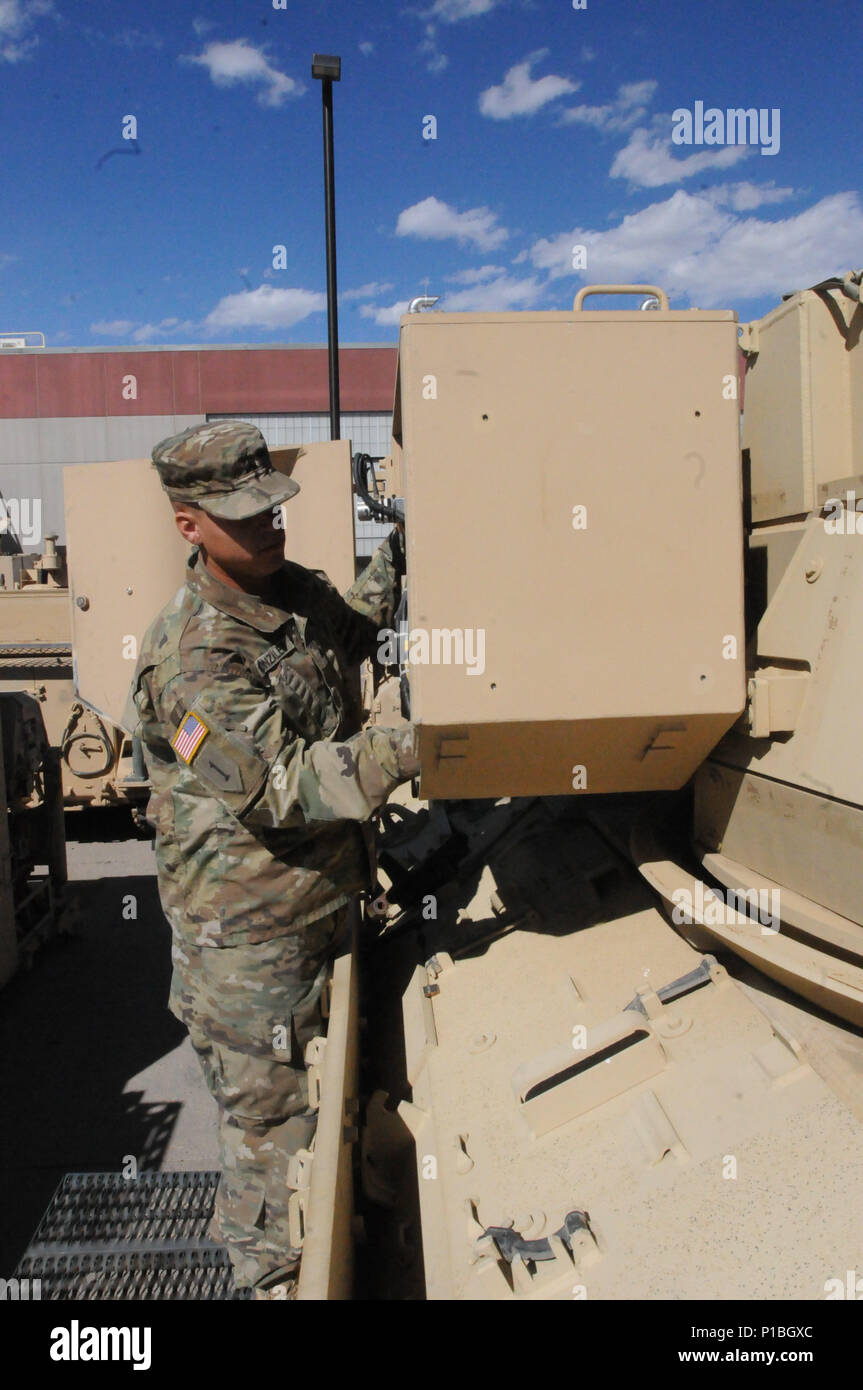 Bradley fighting vehicle system hi-res stock photography and images - Alamy