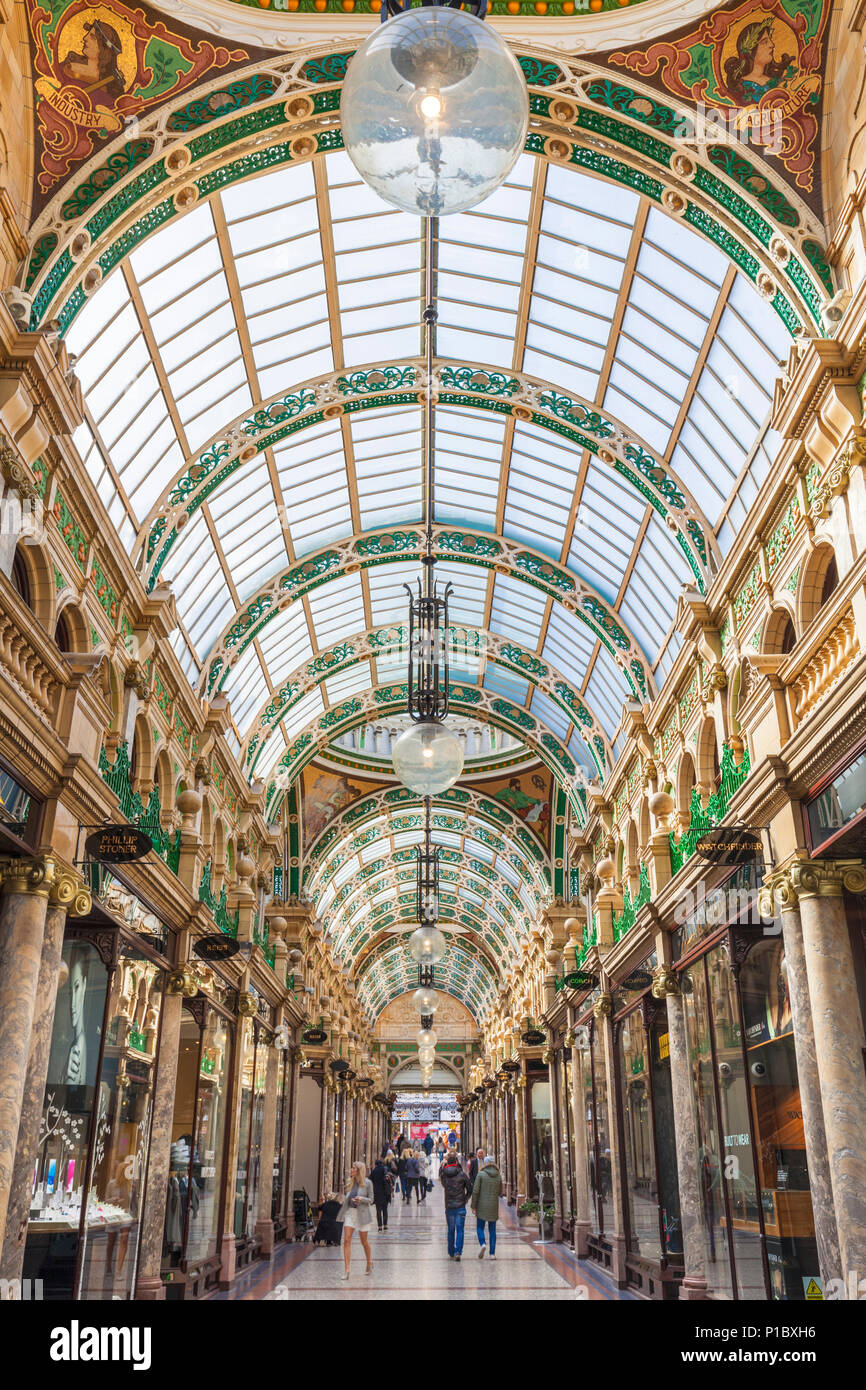 Arcade of shops hi-res stock photography and images - Alamy