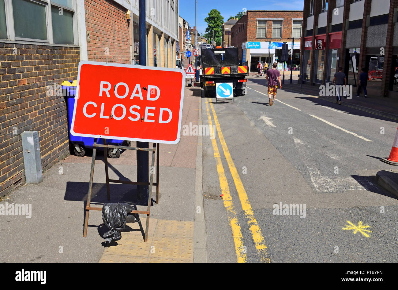 Road closed sign hi-res stock photography and images - Alamy