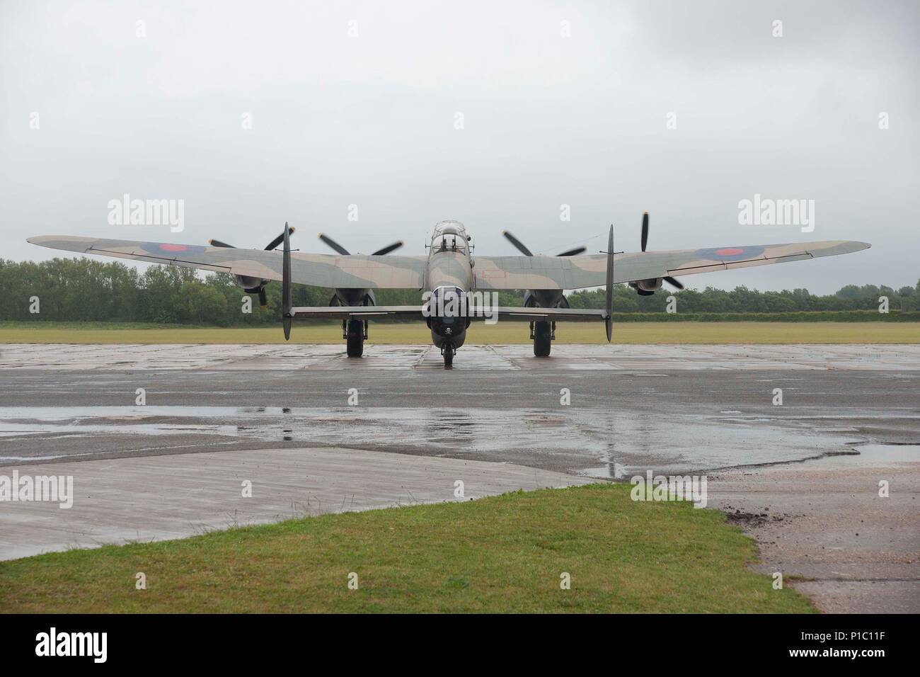 Ww2 vintage control tower hi-res stock photography and images - Alamy