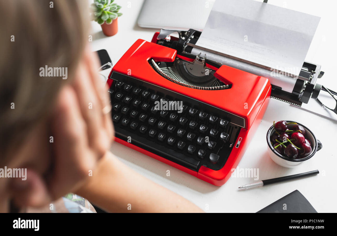 Woman journalist typewriter hi-res stock photography and images - Alamy