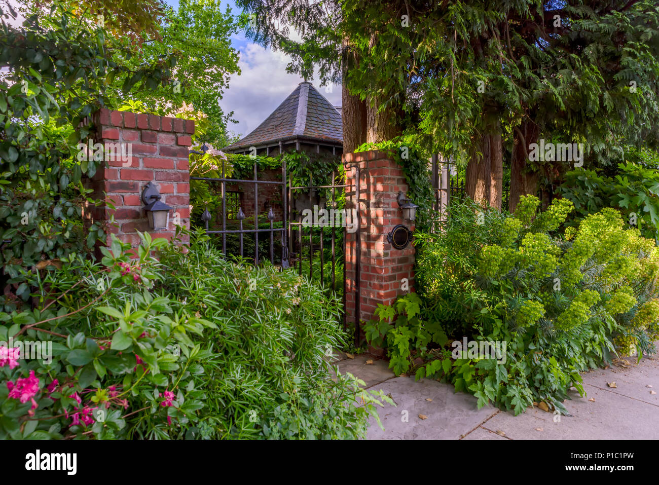 Brick columns hi-res stock photography and images - Alamy