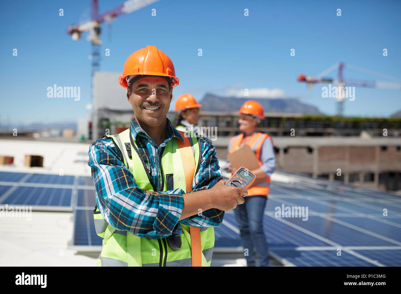 Technician working on solar panels hi-res stock photography and images ...