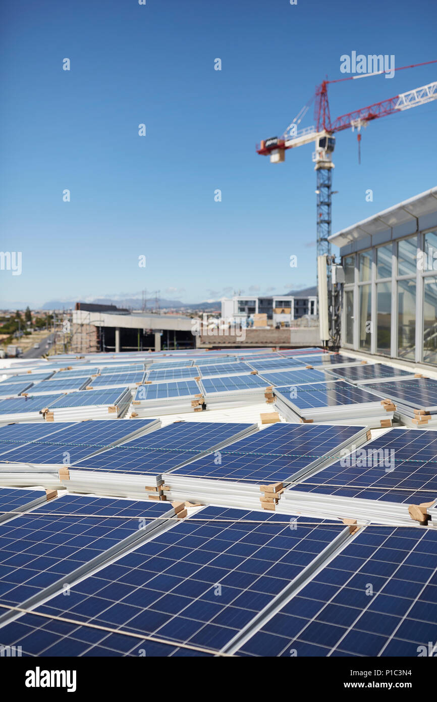 Group installing solar panels hi-res stock photography and images - Alamy