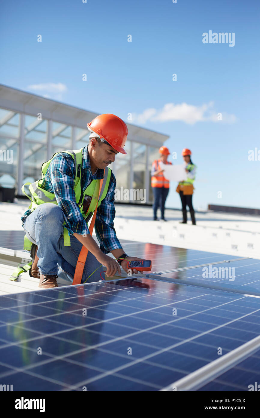Solar panel engineer hi-res stock photography and images - Alamy