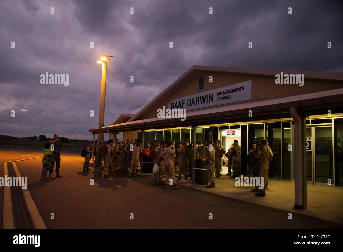 Marines with Marine Rotational Force – Darwin prepare to board a plane ...