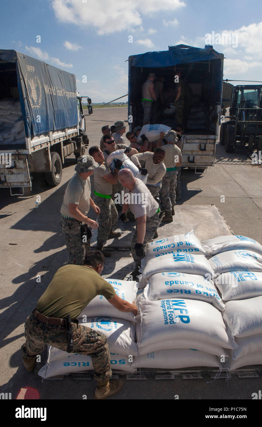 U.S. service members from Joint Task Force Matthew offload bags of rice ...