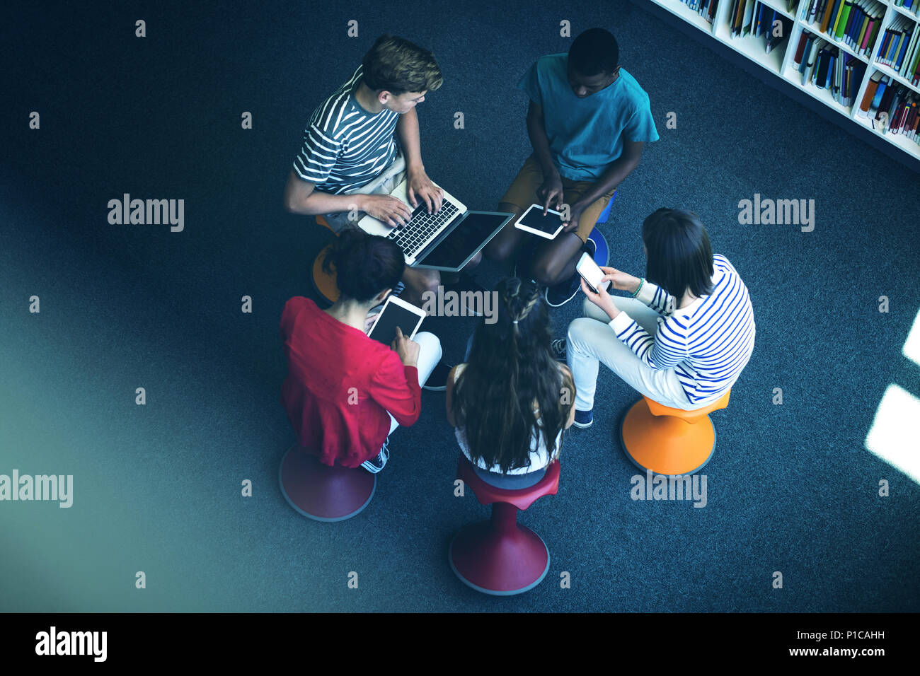 Students using computer library hi-res stock photography and images - Alamy
