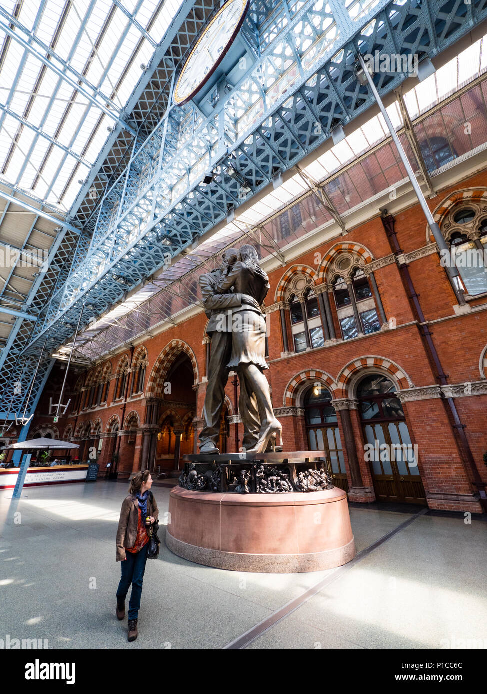 The Meeting Place Statue, St. Pancras International Railway Station ...