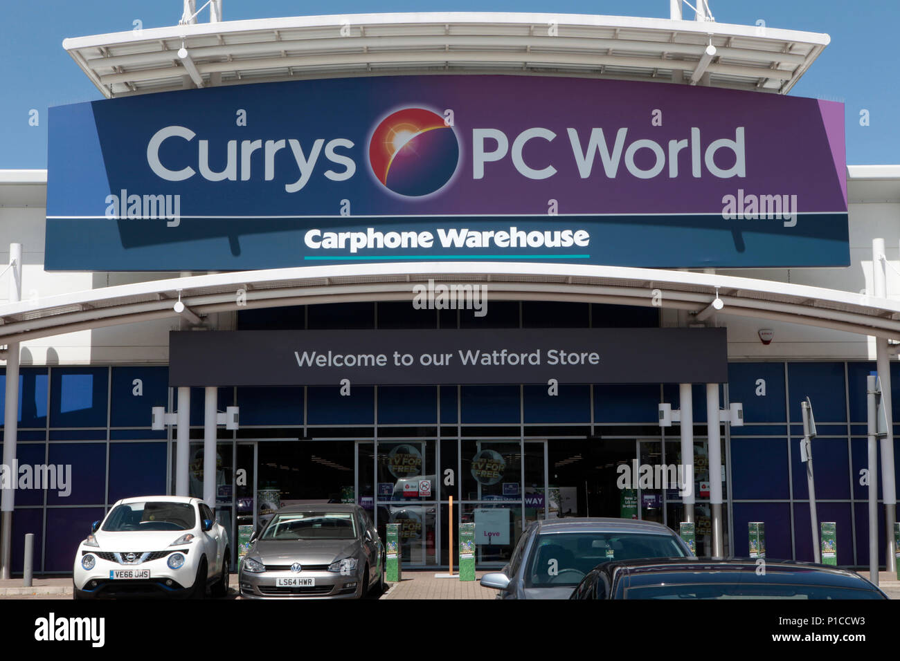A CURRYS AND PC WORLD STORE IN A REATIL PARK IN HERTFORDSHIRE, UK Stock ...