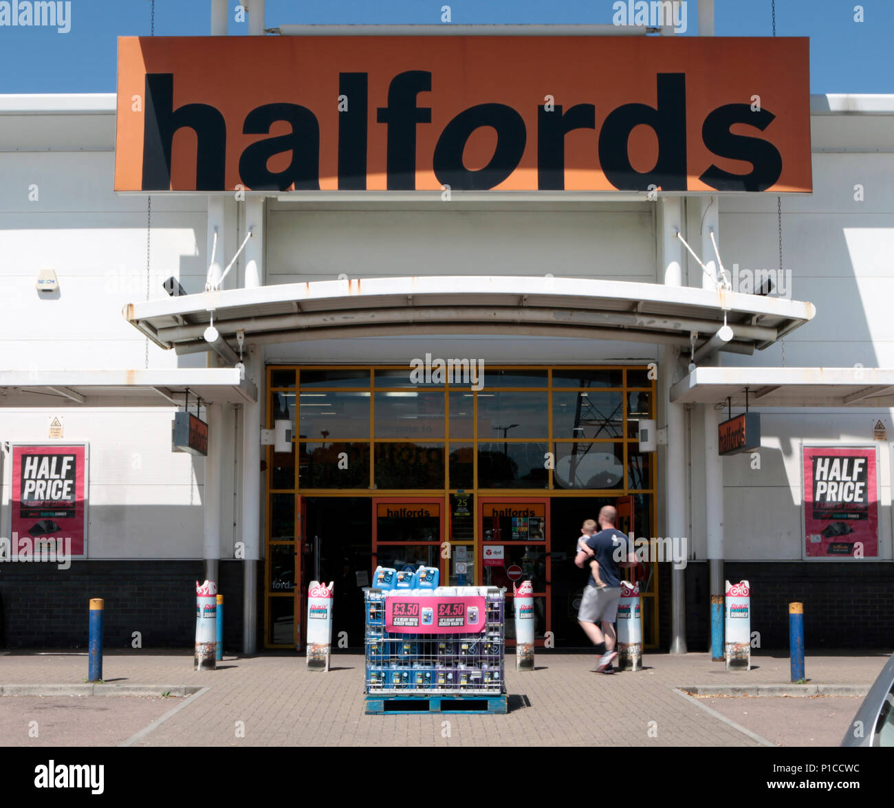 Halfords Store Uk Shop High Resolution Stock Photography and Images - Alamy