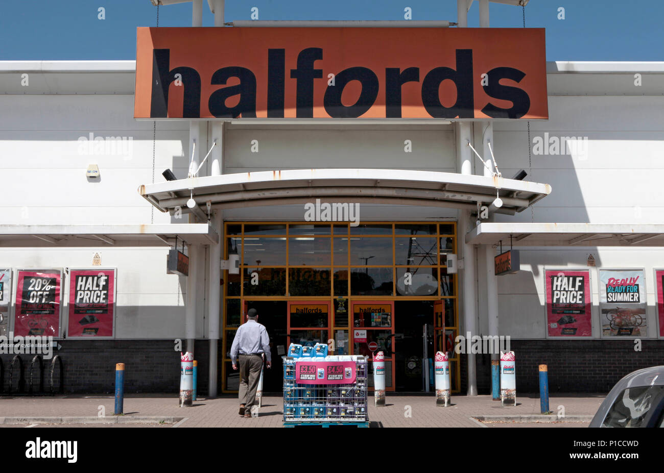 Halfords store front hi-res stock photography and images - Alamy