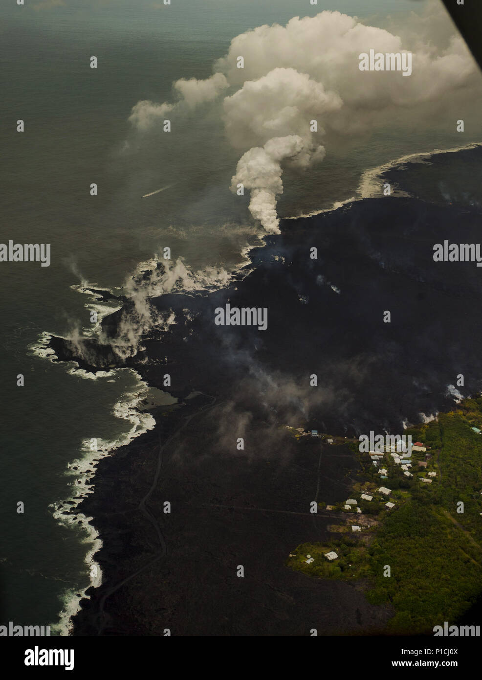 Pahoa, Hawaii, USA. 10th June, 2018. A steam cloud rises as lava enters ...