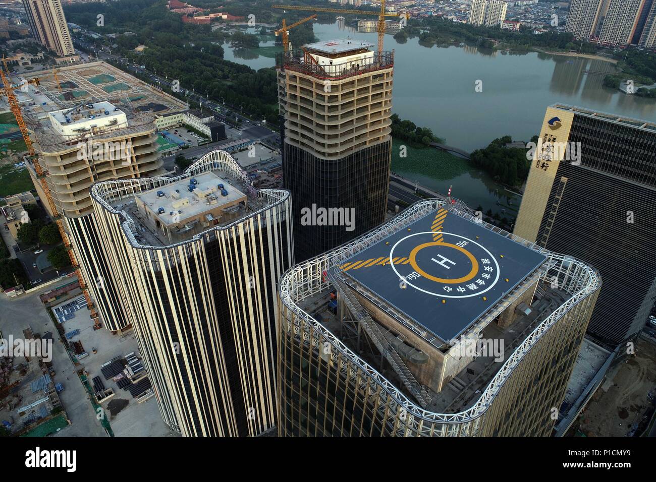 Helicopter parking on building roof hi-res stock photography and images ...