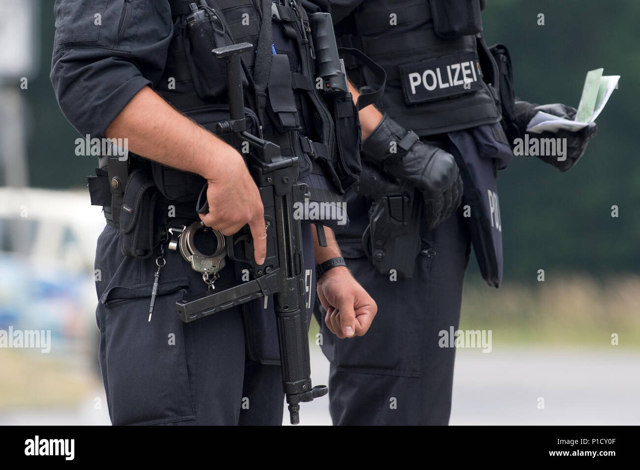 12 June 2018, Germany, Limbach-Oberfrohna: Police officers secure a ...