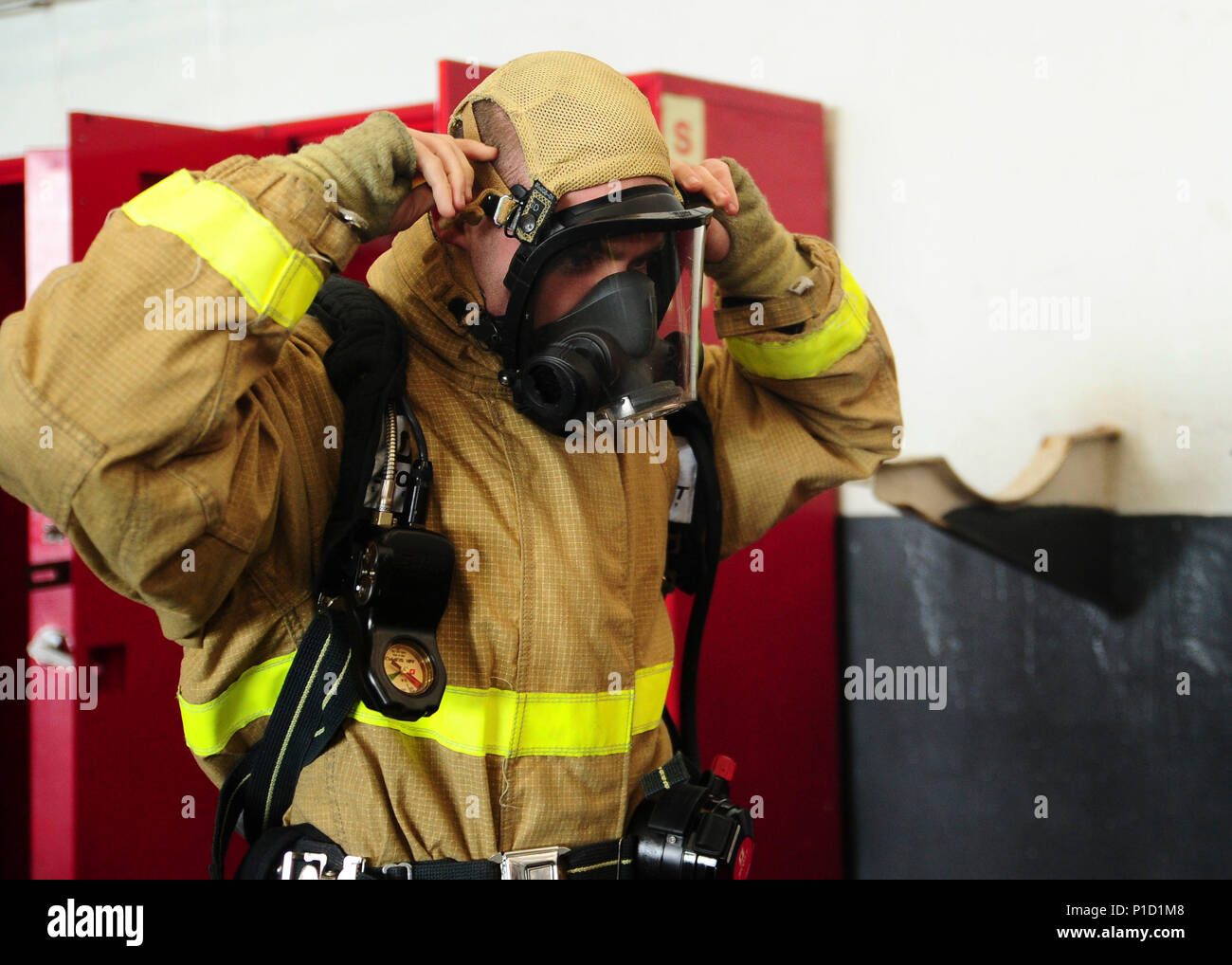 161012-N-VH385-023 ATLANTIC OCEAN (Oct. 12, 2016) Petty Officer 3rd ...