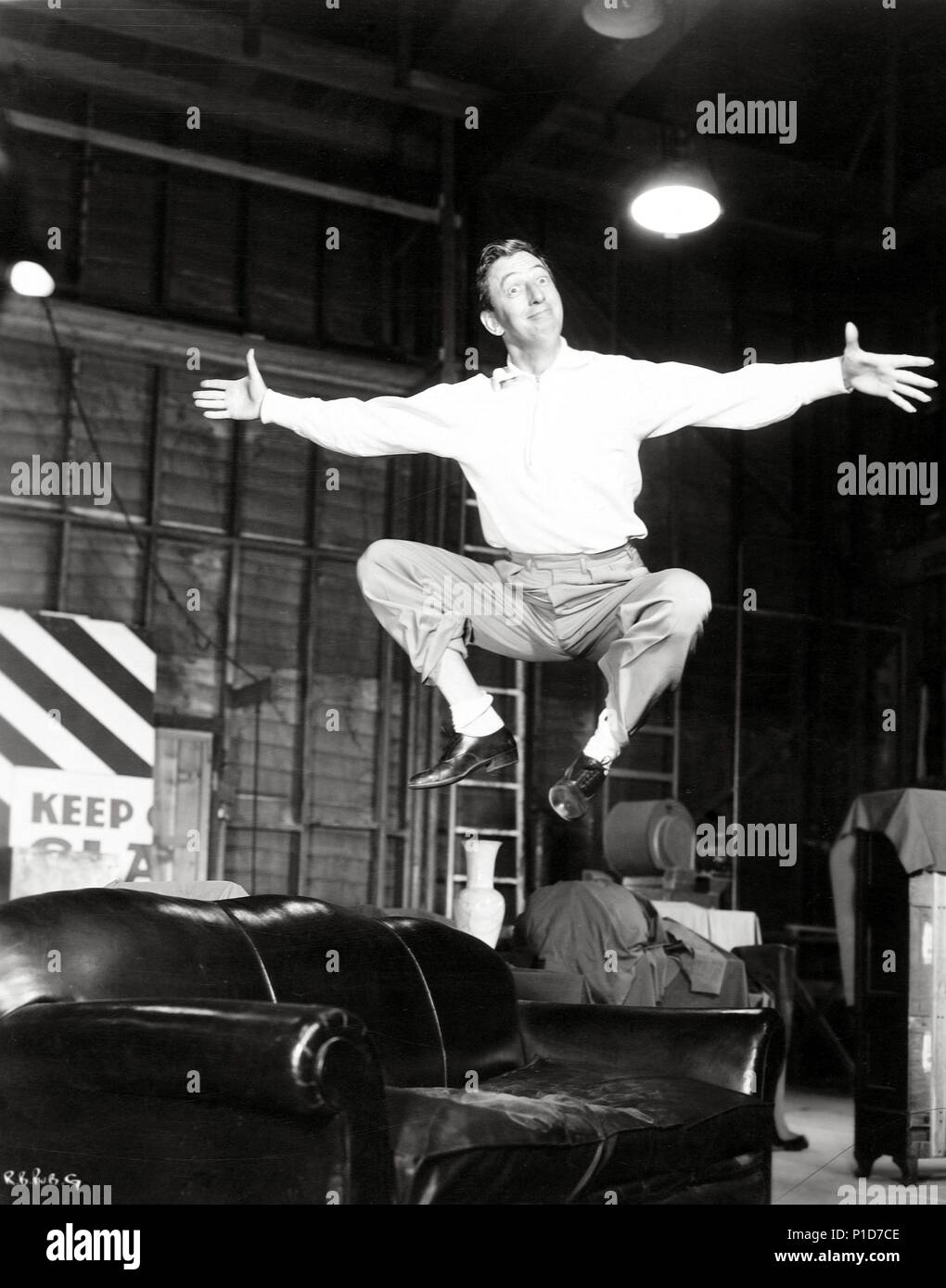 Stars: RAY BOLGER. Credit: WARNER BROS/ Album Stock Photo - Alamy