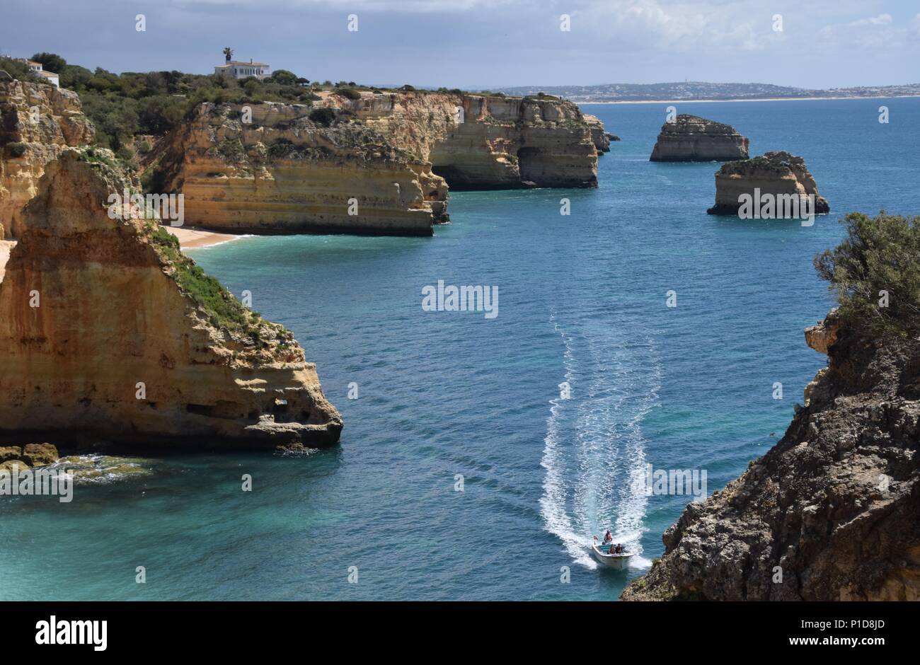 Ondas de agua hi-res stock photography and images - Alamy