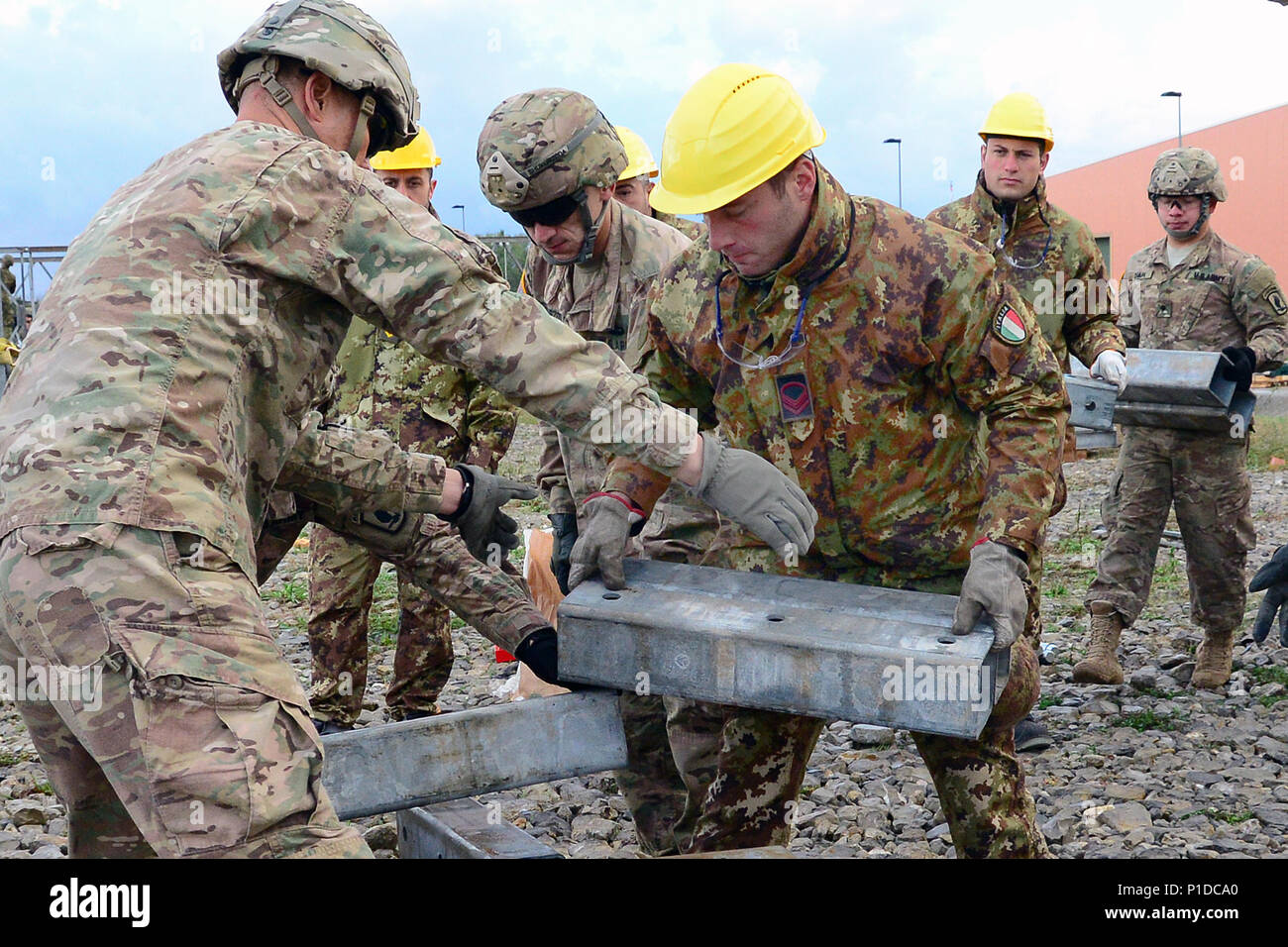 Italian army soldiers from the 2nd Engineer Regiment Pointieri Piacenza ...