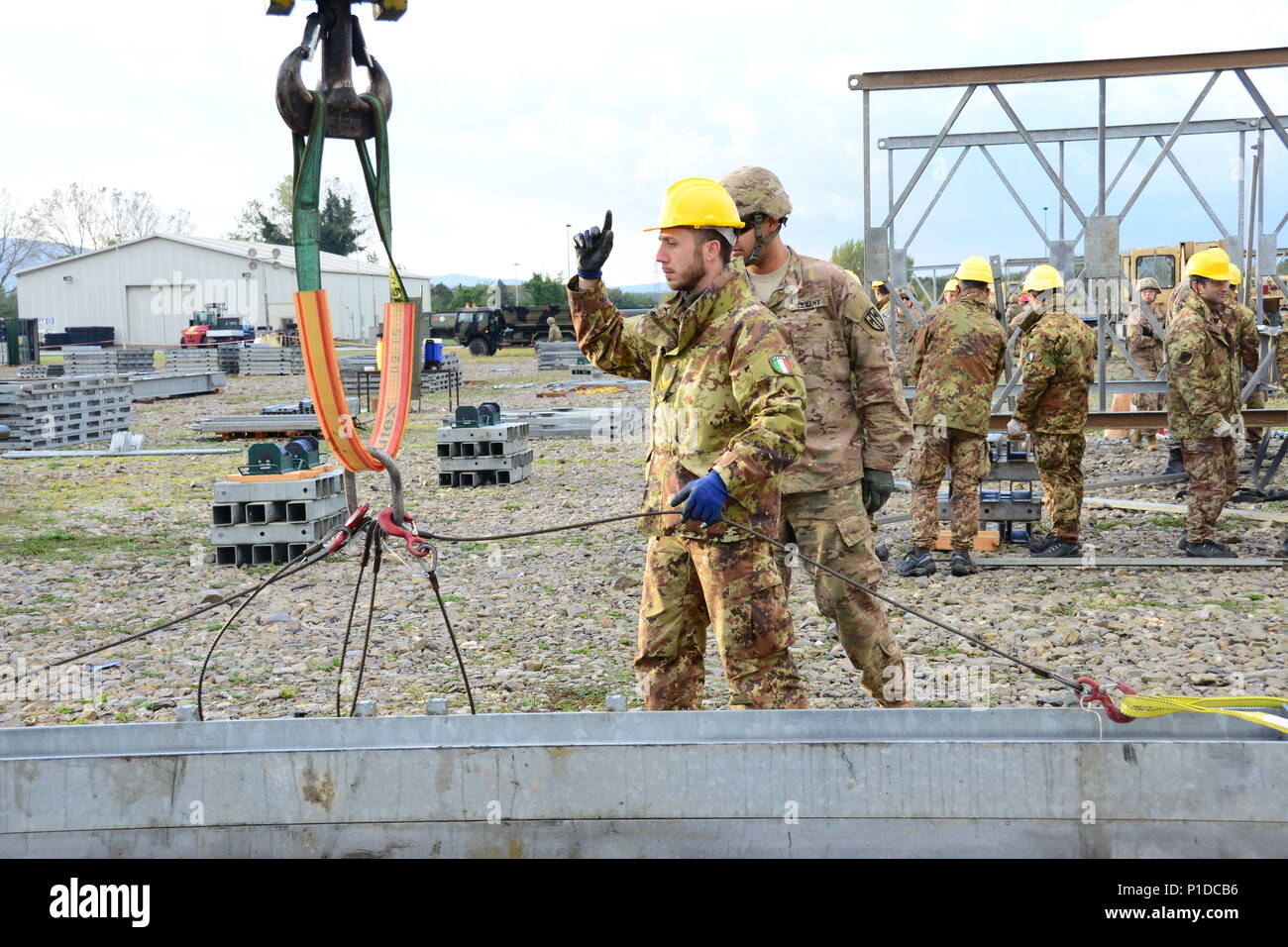 An Italian army soldiers from the 2nd Engineer Regiment Pointieri ...