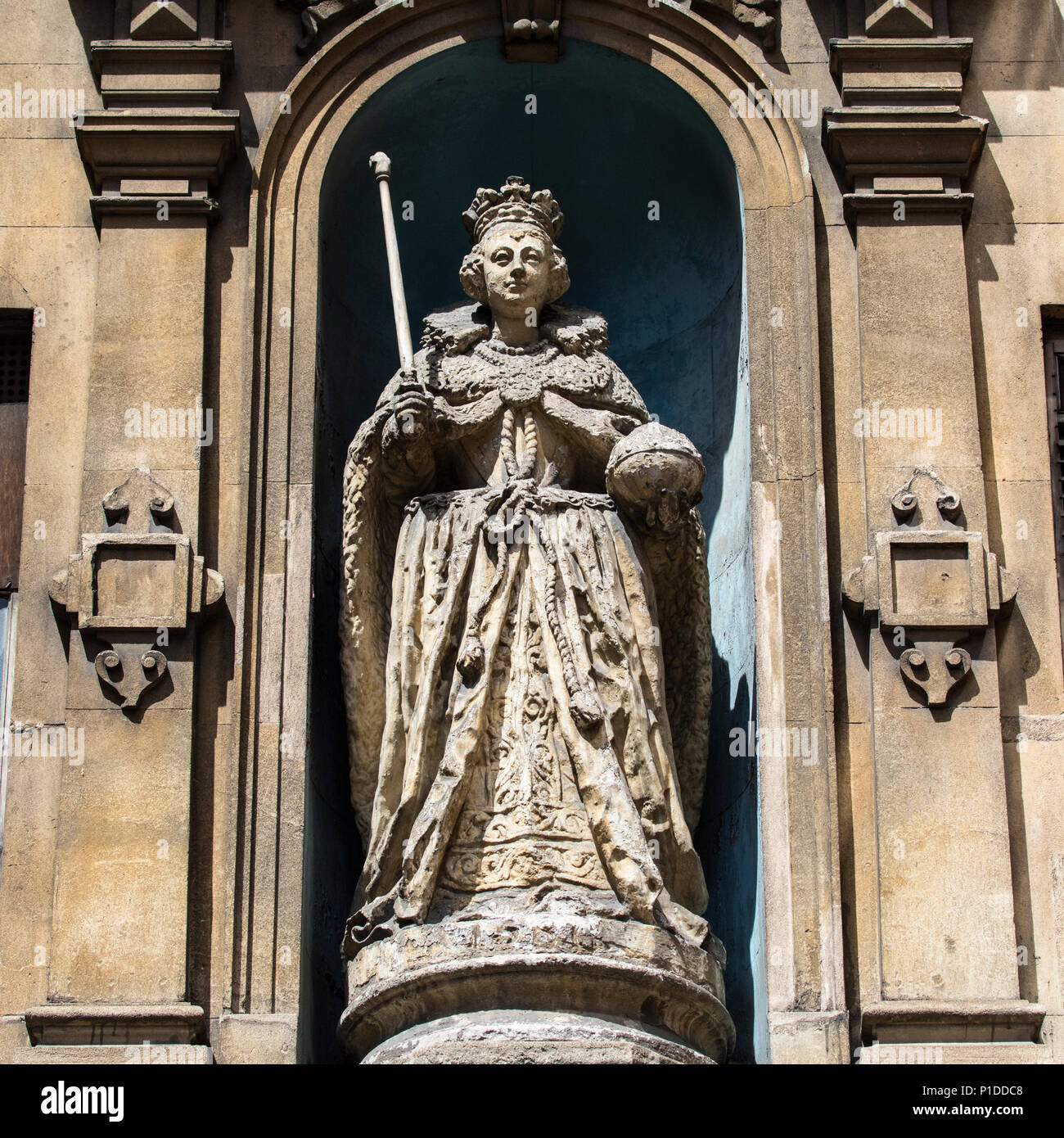 Statue queen elizabeth fleet street hi-res stock photography and images ...