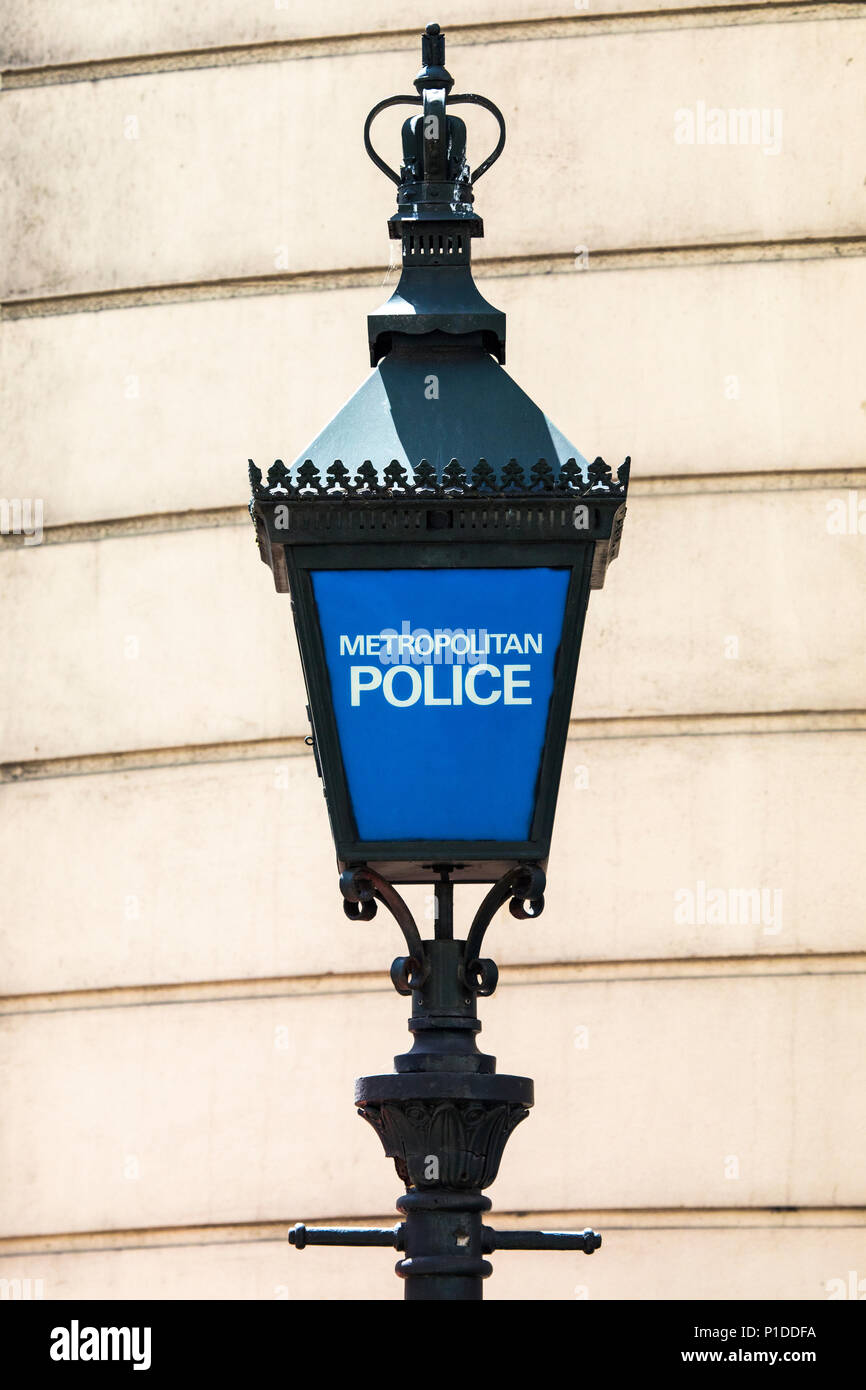 Metropolitan police crest hi-res stock photography and images - Alamy