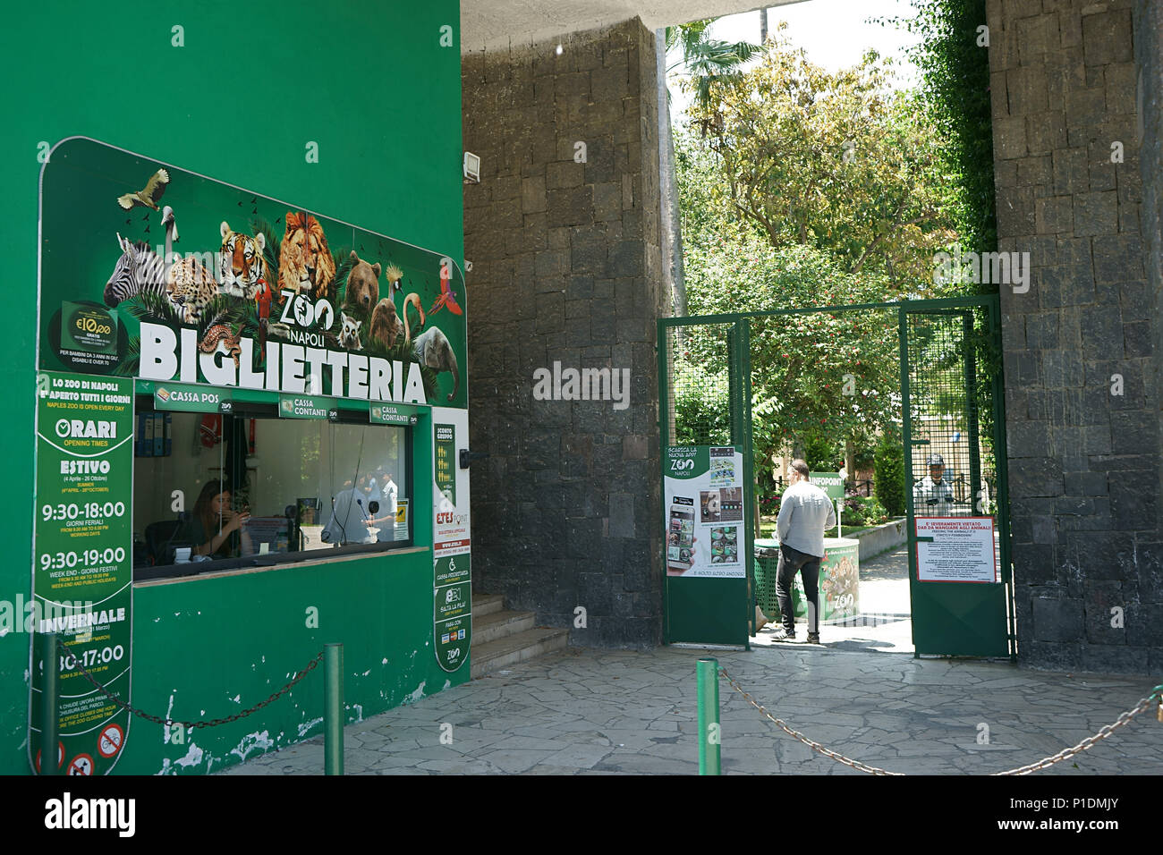 Zoo ticket office hi-res stock photography and images - Alamy