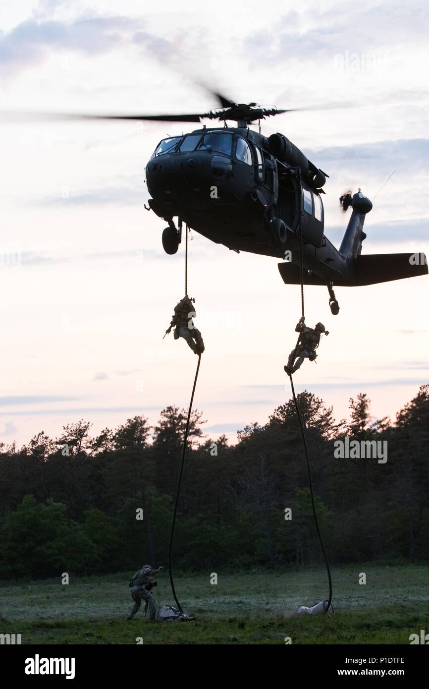 Soldiers fast roping hi-res stock photography and images - Alamy