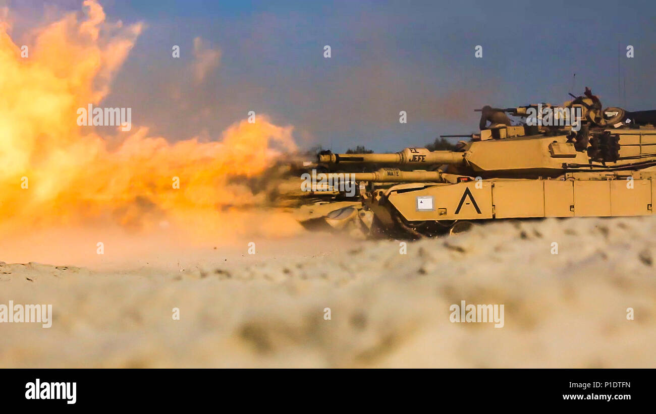 M1a1 abrams tank night fire hi-res stock photography and images - Alamy