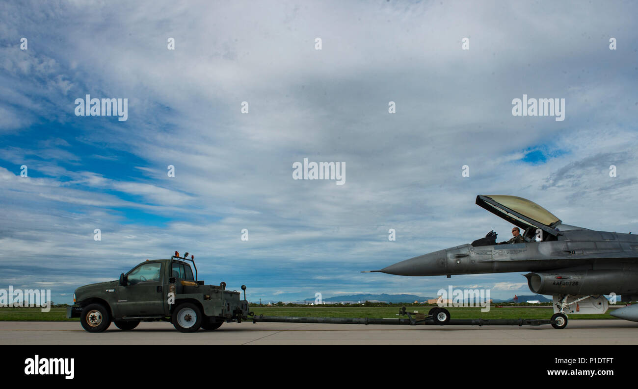 Towed target hi-res stock photography and images - Alamy