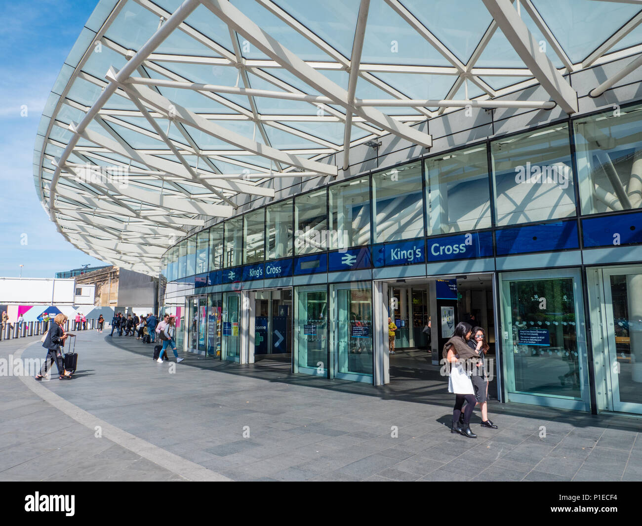 Kings cross railway station hi-res stock photography and images - Alamy