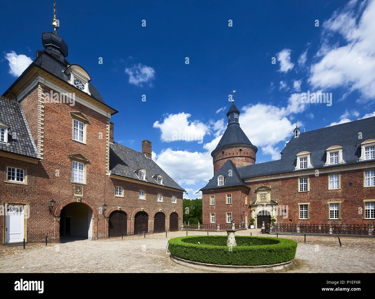 Moat and bailey hi-res stock photography and images - Alamy