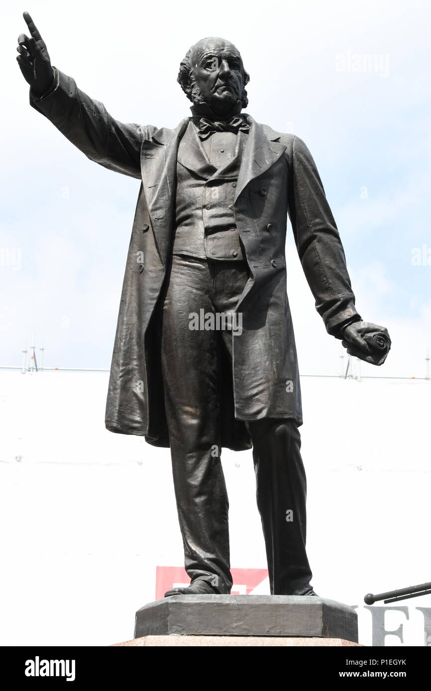 Grade 2 listed statues hi-res stock photography and images - Alamy