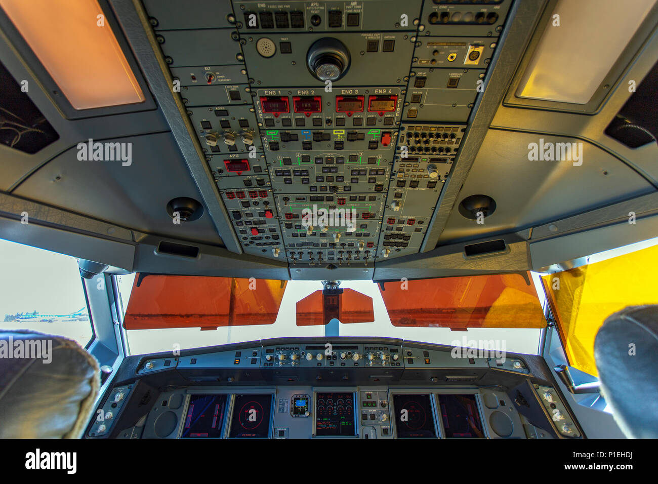 Boeing 787 cockpit hi-res stock photography and images - Alamy