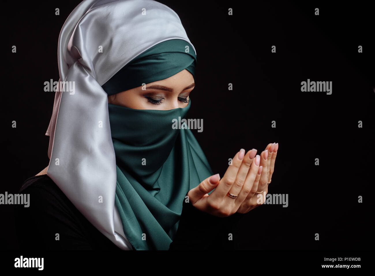 Islamic woman hi-res stock photography and images - Alamy