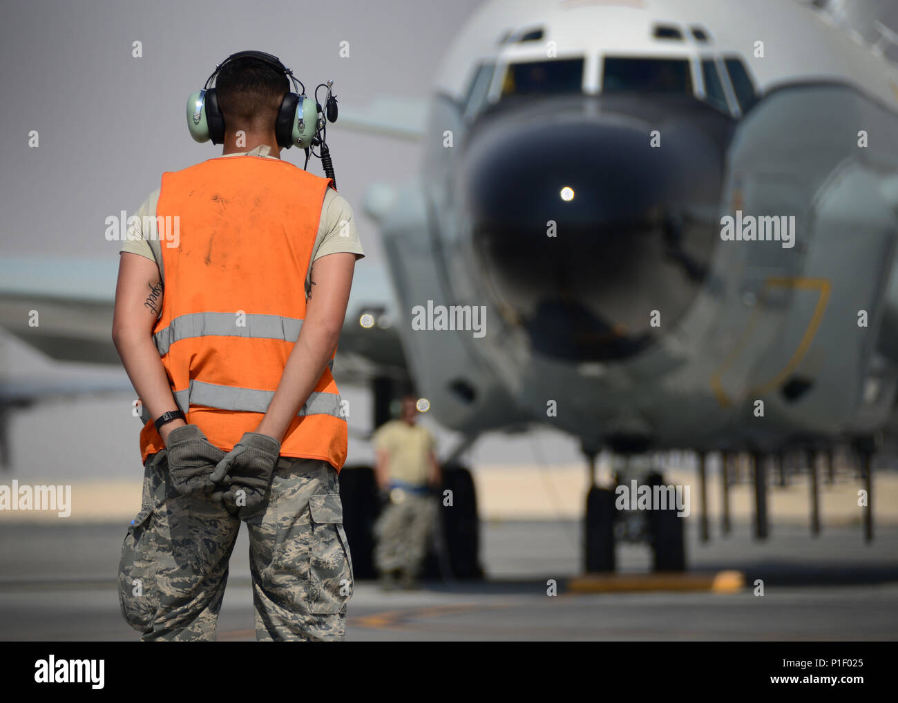 Aircraft marshal aircraft on runway hi-res stock photography and images ...