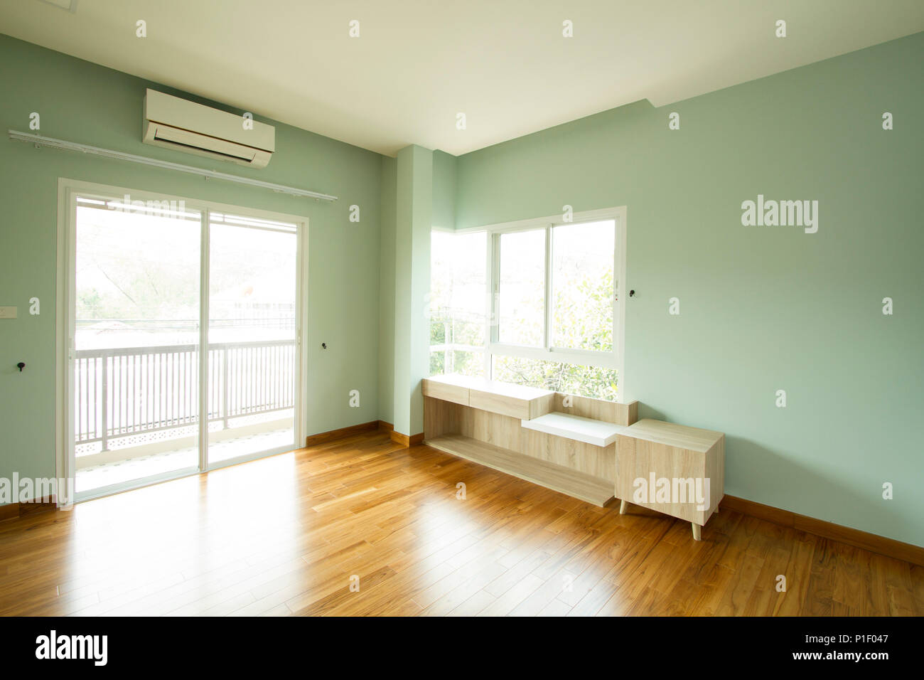 Modern empty room with green wall Stock Photo - Alamy