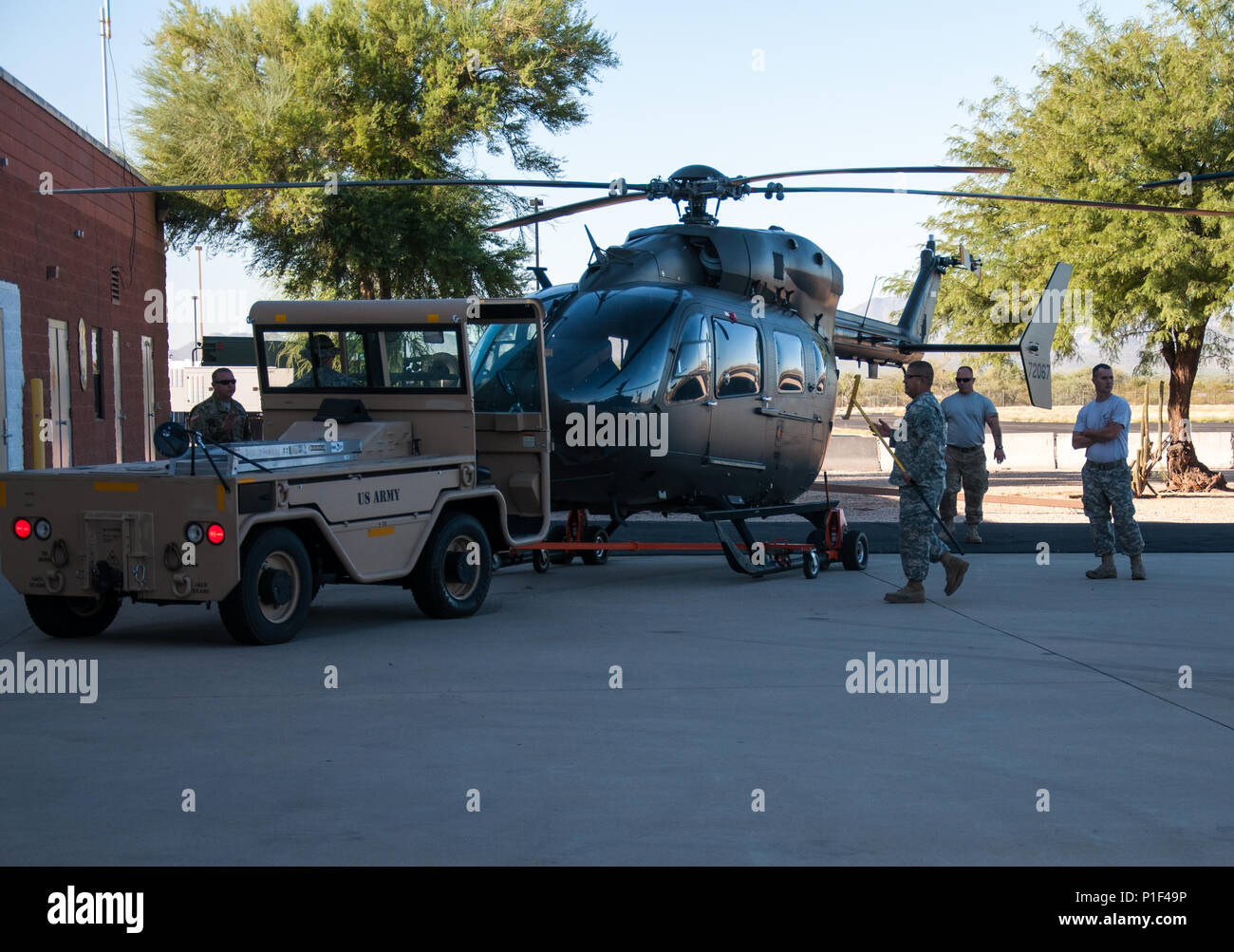 Service members from the Army National Guard Western Army Aviation ...