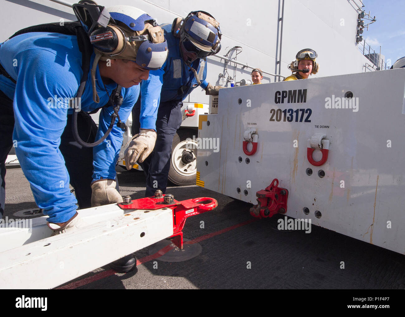 Aircraft tow bar hi-res stock photography and images - Alamy