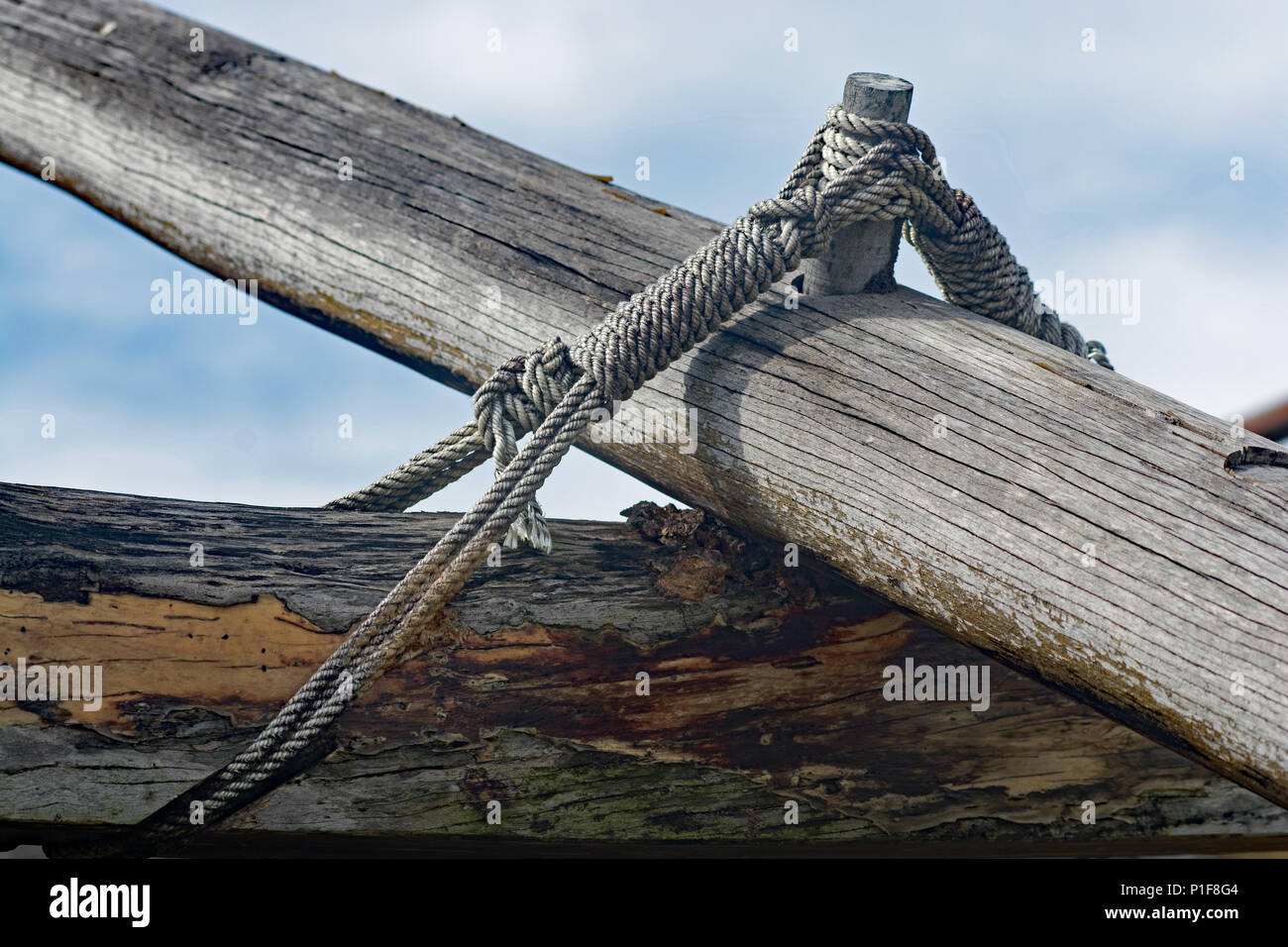 Rope work bindings on Polynesian canoe at Aitutaki Stock Photo - Alamy