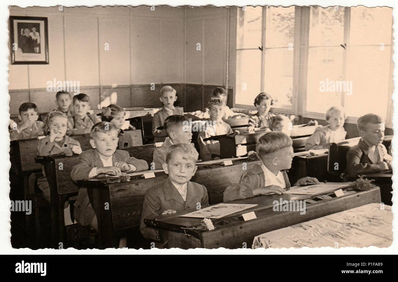 1950s classroom hi-res stock photography and images - Alamy