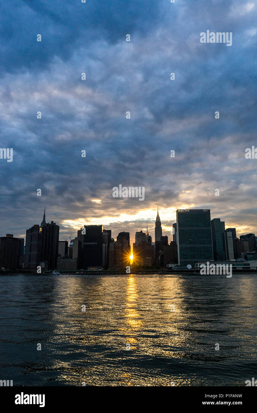 Manhattan henge hi-res stock photography and images - Alamy