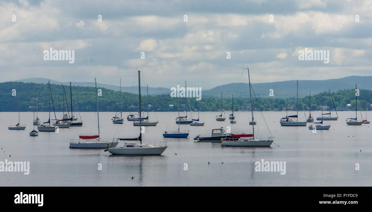 Green water and green mountains hi-res stock photography and images - Alamy