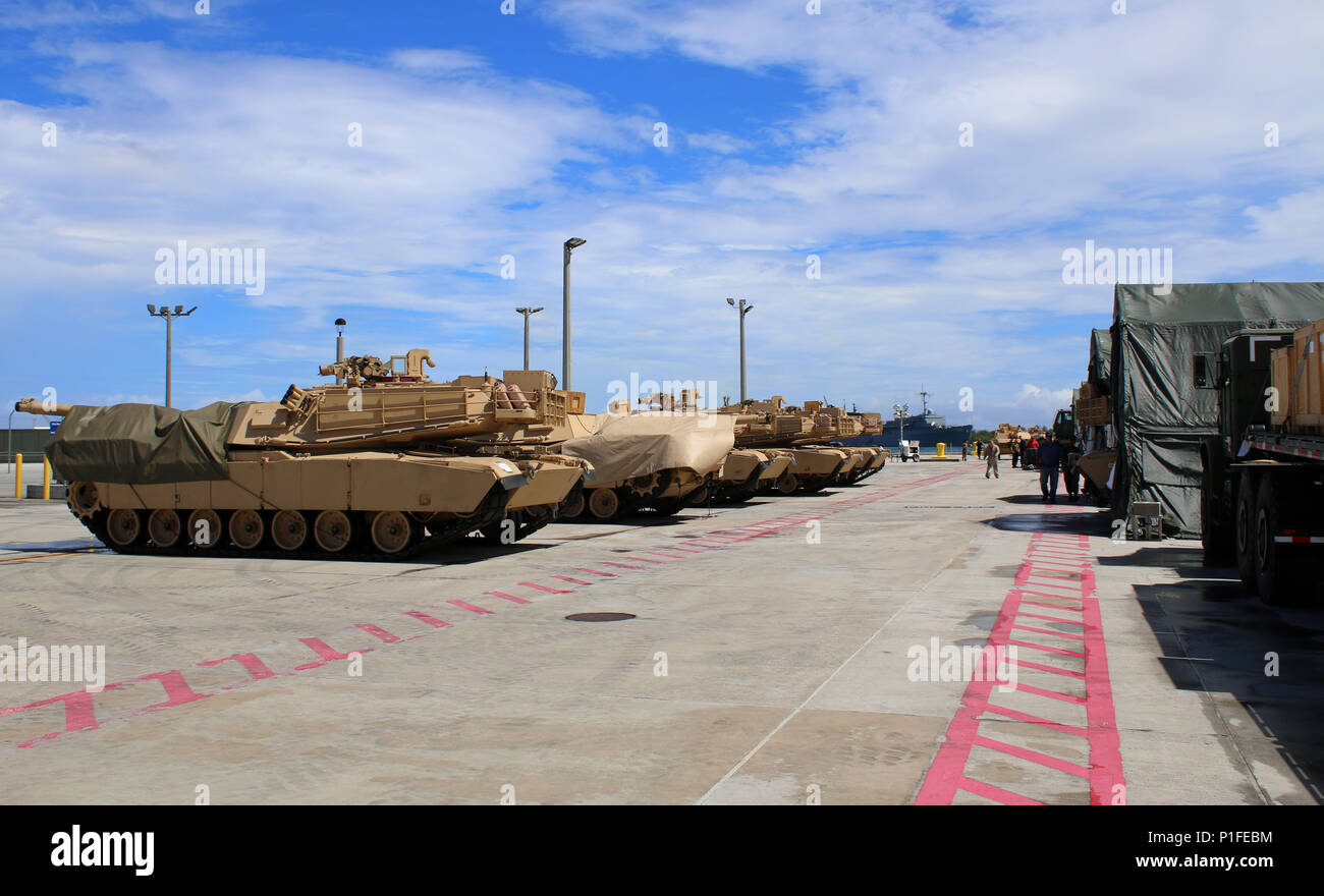 SANTA RITA, Guam (Oct. 13, 2016) -- Marine Corps tanks, Amphibious ...